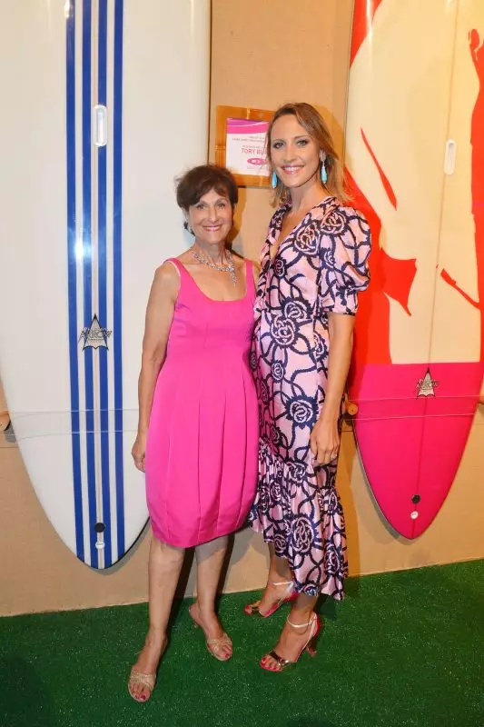 Gwyneth Paltrow သည် ပန်းရောင်အတွက် ပဉ္စမအကြိမ်မြောက် နှစ်ပတ်လည် Hamptons Paddle & Party ကို ဧည့်ခံသည်။ 56376_18