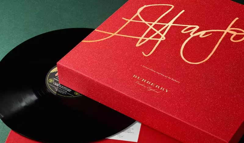 Burberry 和 Elton John 聯手推出限量版專輯套裝 56590_1