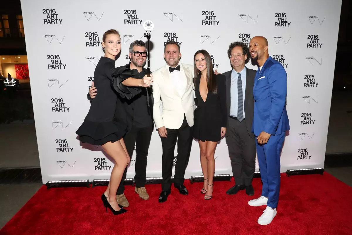 Karlie Kloss, Brandon Maxwell y Common asisten a la fiesta de arte de Whitney