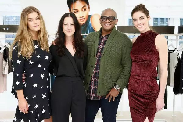 NEW YORK, NY - NOVEMBER 03: (L-R) Nina Agdal, Sofia Wacksman, Arthur Lewis och Hilary Rhoda poserar för ett foto för Kohls lansering av k/lab Capsule den 3 november 2016 i New York City. (Foto av Astrid Stawiarz/Getty Images för Kohl's) *** Lokal bildtext *** Nina Agdal;Sofia Wacksman;Arthur Lewis;Hilary Rhoda