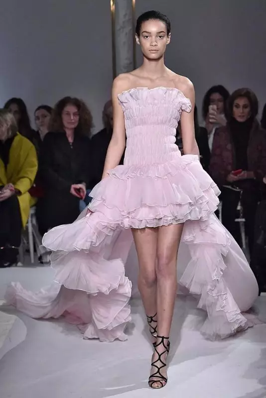 Ao amin'ny vala: Lohataona Giambattista Valli Haute Couture 2017 56683_21