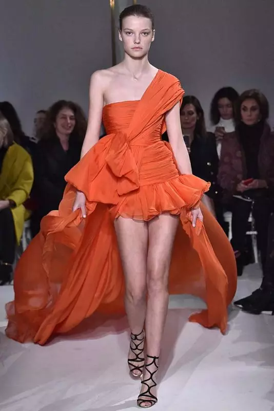 접히다: Giambattista Valli 오뜨 꾸뛰르 2017 봄 56683_22