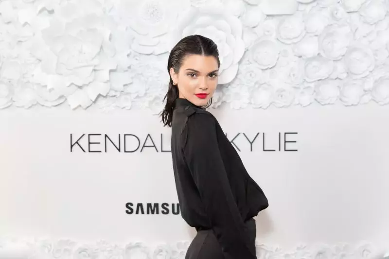 Kendall û Kylie Jenner li ser Pêşkêşiya NYFW AW16 56688_8