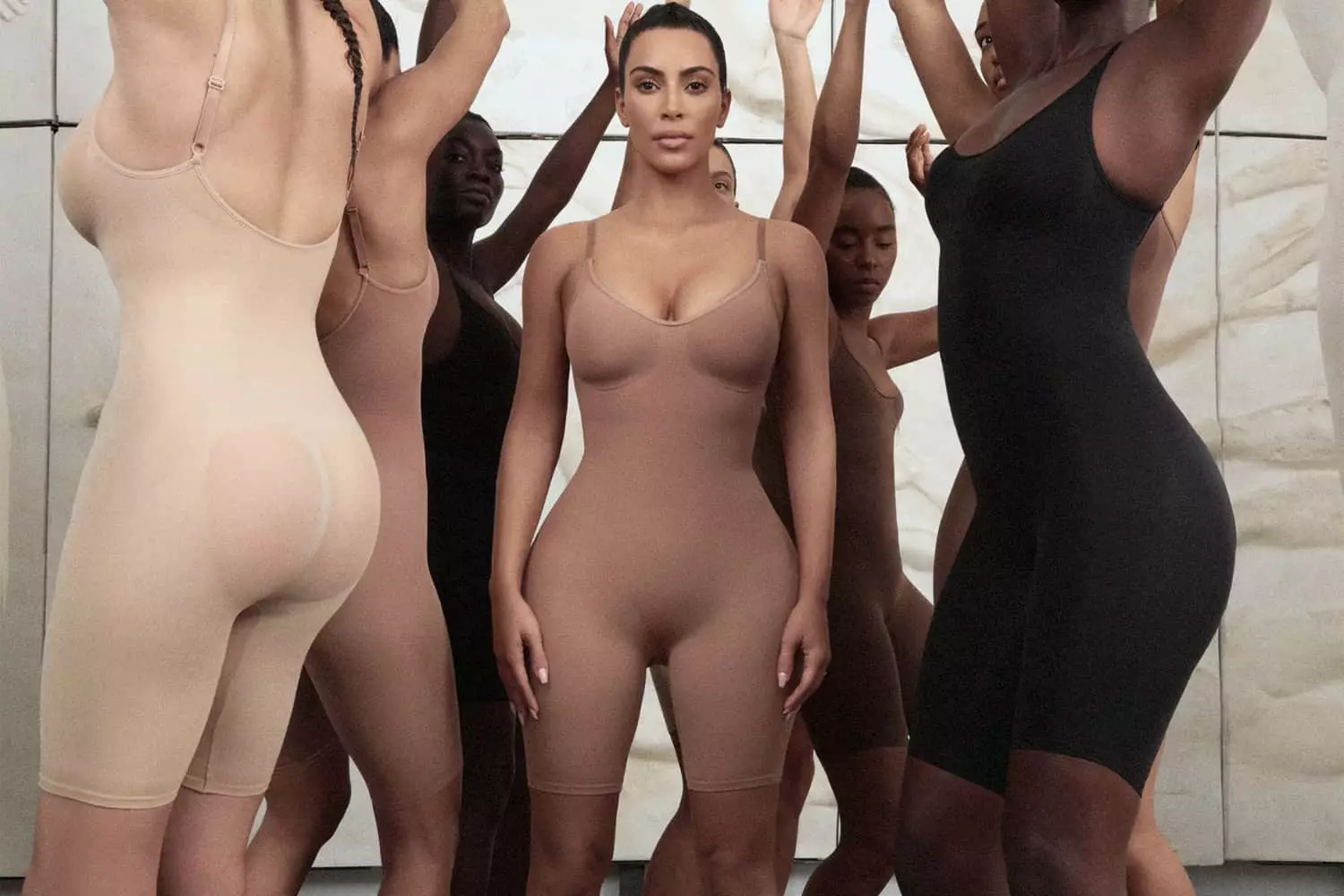Kim Kardashian Renomis Ŝian Shapewear Line