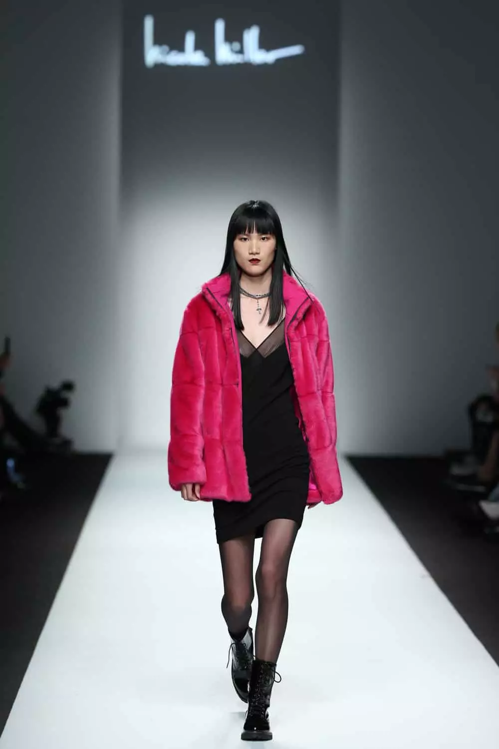 Николь Миллер Шанхайдагы мода жумалыгында чоң шоу өткөрдү 57741_2