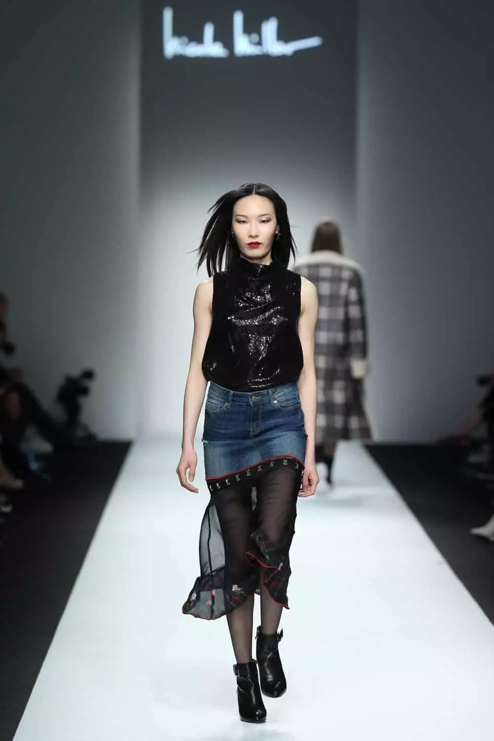 Николь Миллер Шанхайдагы мода жумалыгында чоң шоу өткөрдү 57741_21
