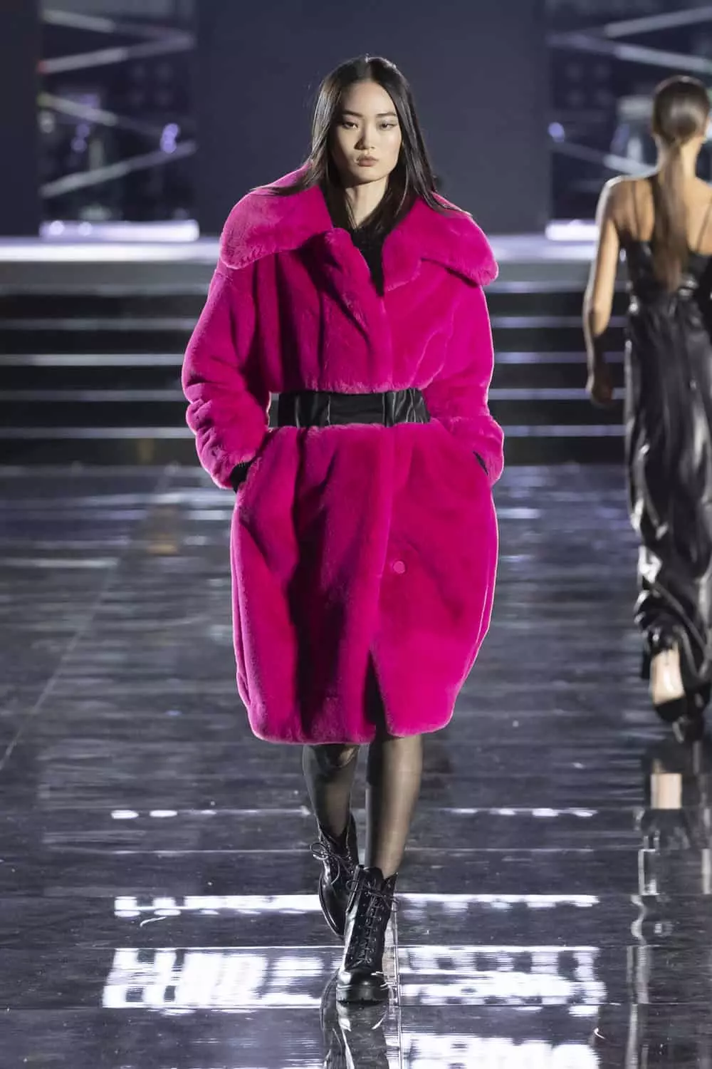 CR Runway dan LuisaViaRoma Baru Saja Menghadirkan Fashion Extravaganza 58176_25