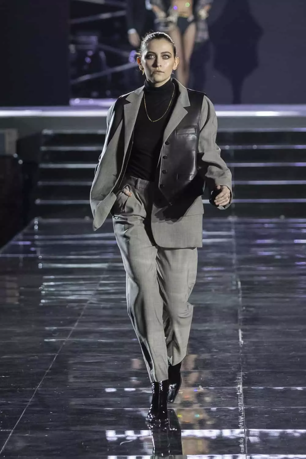 CR Runway dan LuisaViaRoma Baru Saja Menghadirkan Fashion Extravaganza 58176_40