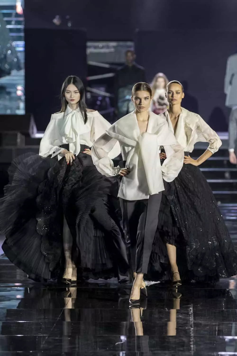 CR Runway dan LuisaViaRoma Baru Saja Menghadirkan Fashion Extravaganza 58176_45