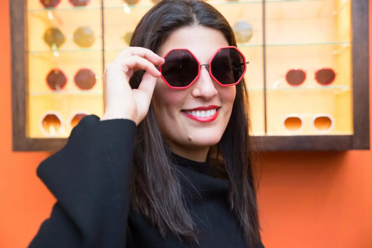 Rosie Assoulin از عینک جدیدی با همکاری Morgenthal Frederics رونمایی کرد