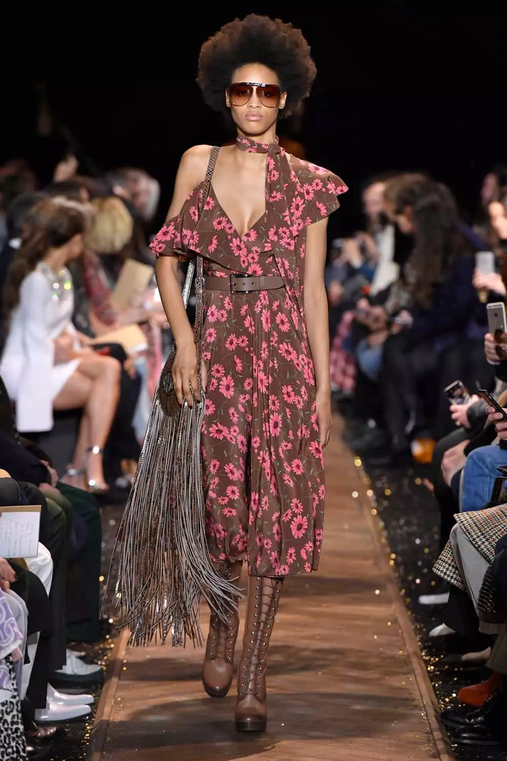 Michael Kors Collection เป็นความฝันของ New York Disco สำหรับฤดูใบไม้ร่วงปี 2019 5989_19