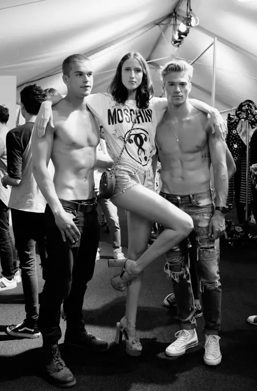 Hannert de Kulissen: Moschino's 2017 Resort and Men's Show 59970_8