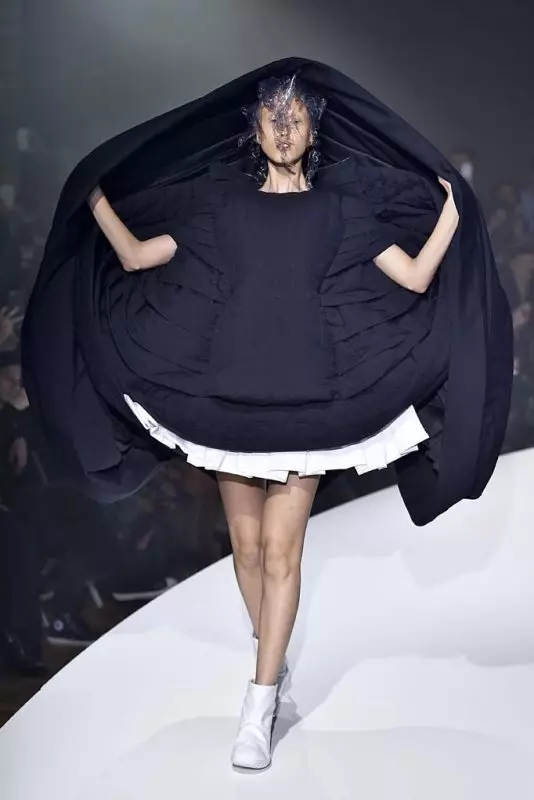 Неделя моды в Париже: Balenciaga, Céline, Comme des Garçons и другие 59997_20