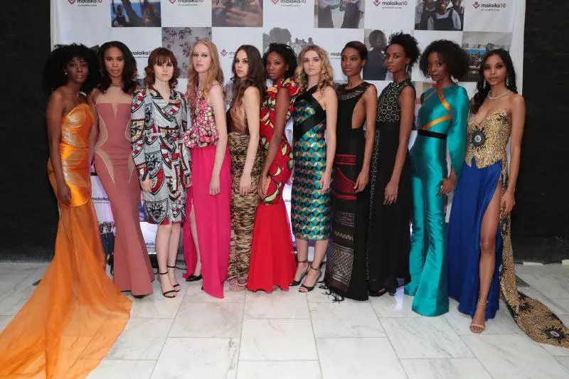 Meitenes valda pār pasauli! Modele Noella Coursaris Musunka par meiteņu skolas dibināšanu Kongo 60647_11