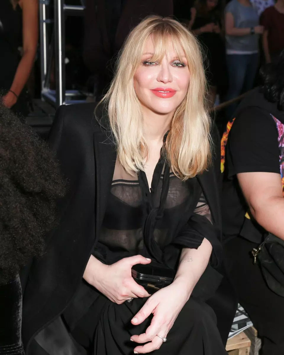 The Daily Roundup: Courtney Love wurket gear mei NastyGal, Marchesa presintearret betelbere brulloftline