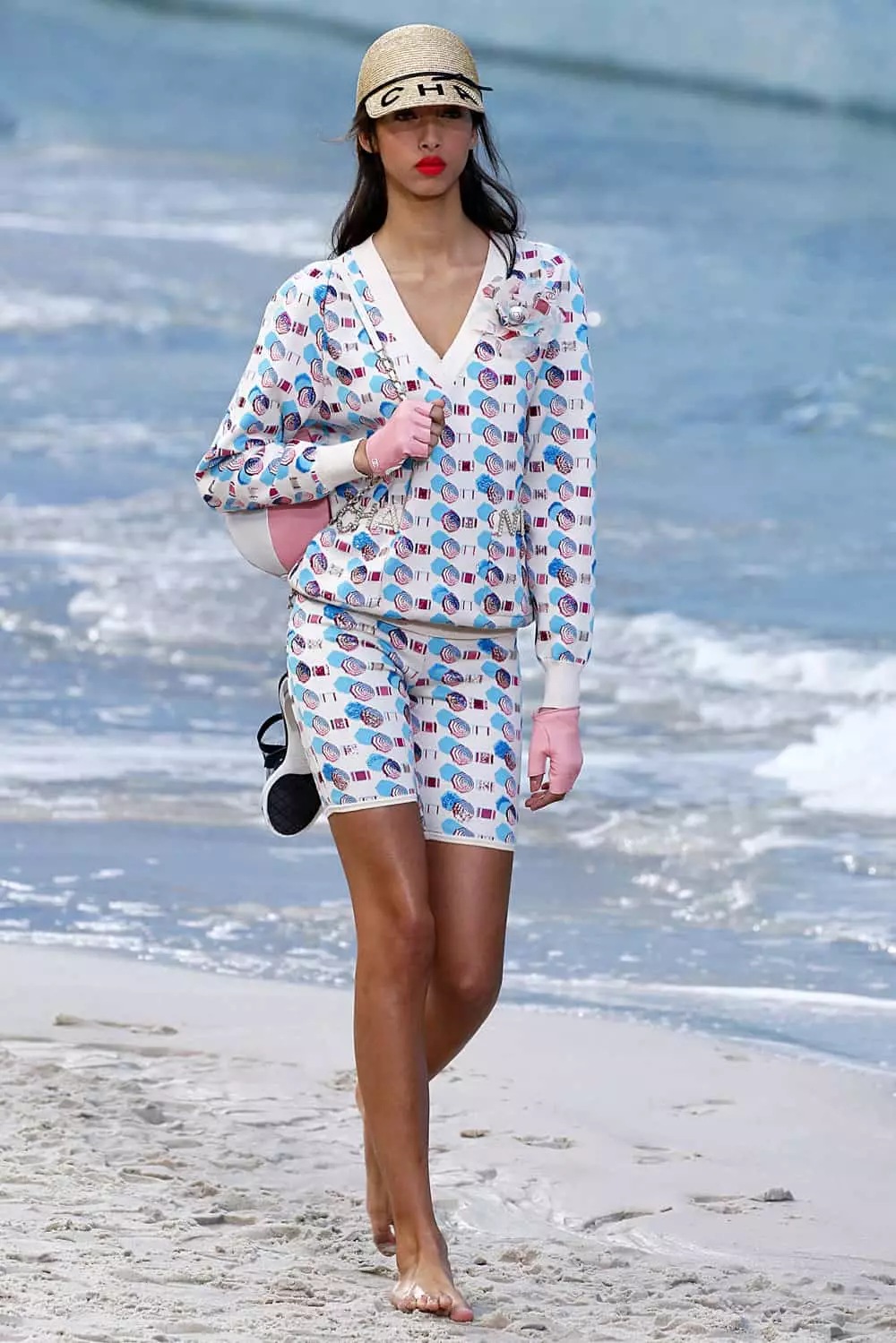 La Nova Podkasto de Ashley Graham, Chanel Goes to the Beach With Pam Anderson 61381_10