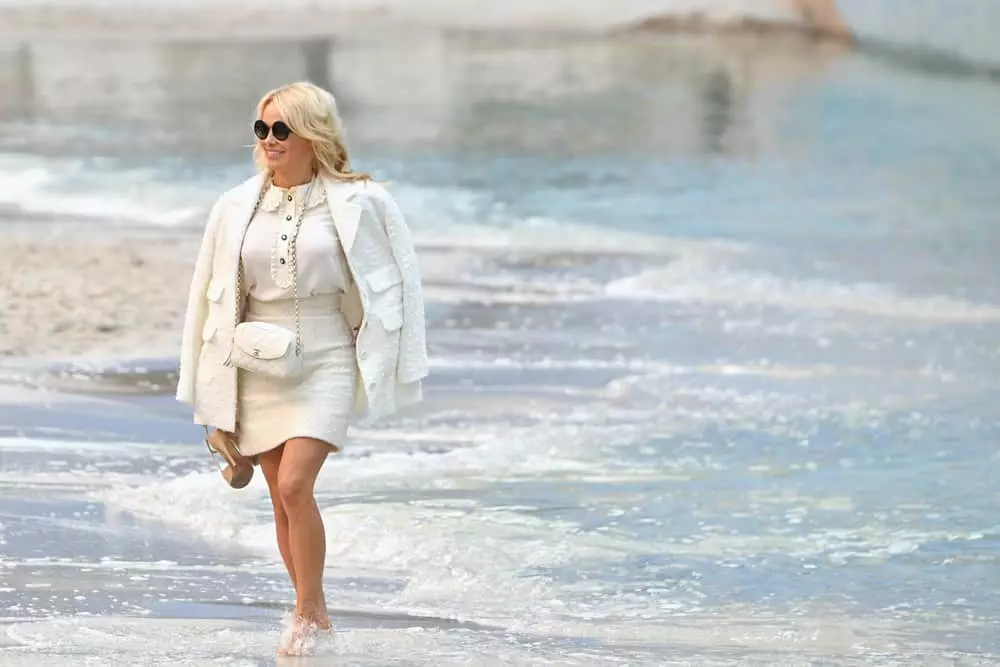 Nýtt hlaðvarp Ashley Graham, Chanel Goes to the Beach With Pam Anderson 61381_3