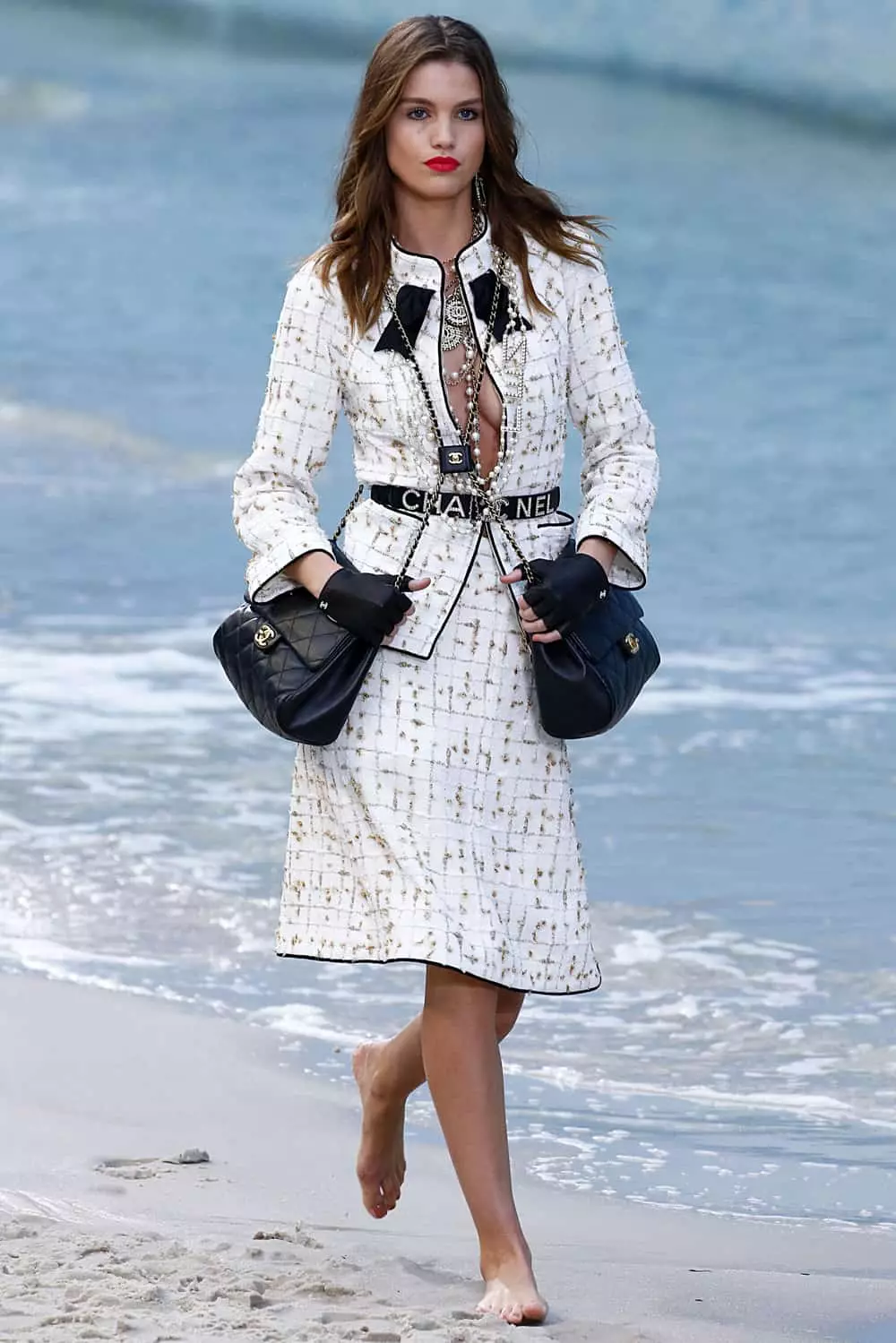 La Nova Podkasto de Ashley Graham, Chanel Goes to the Beach With Pam Anderson 61381_4