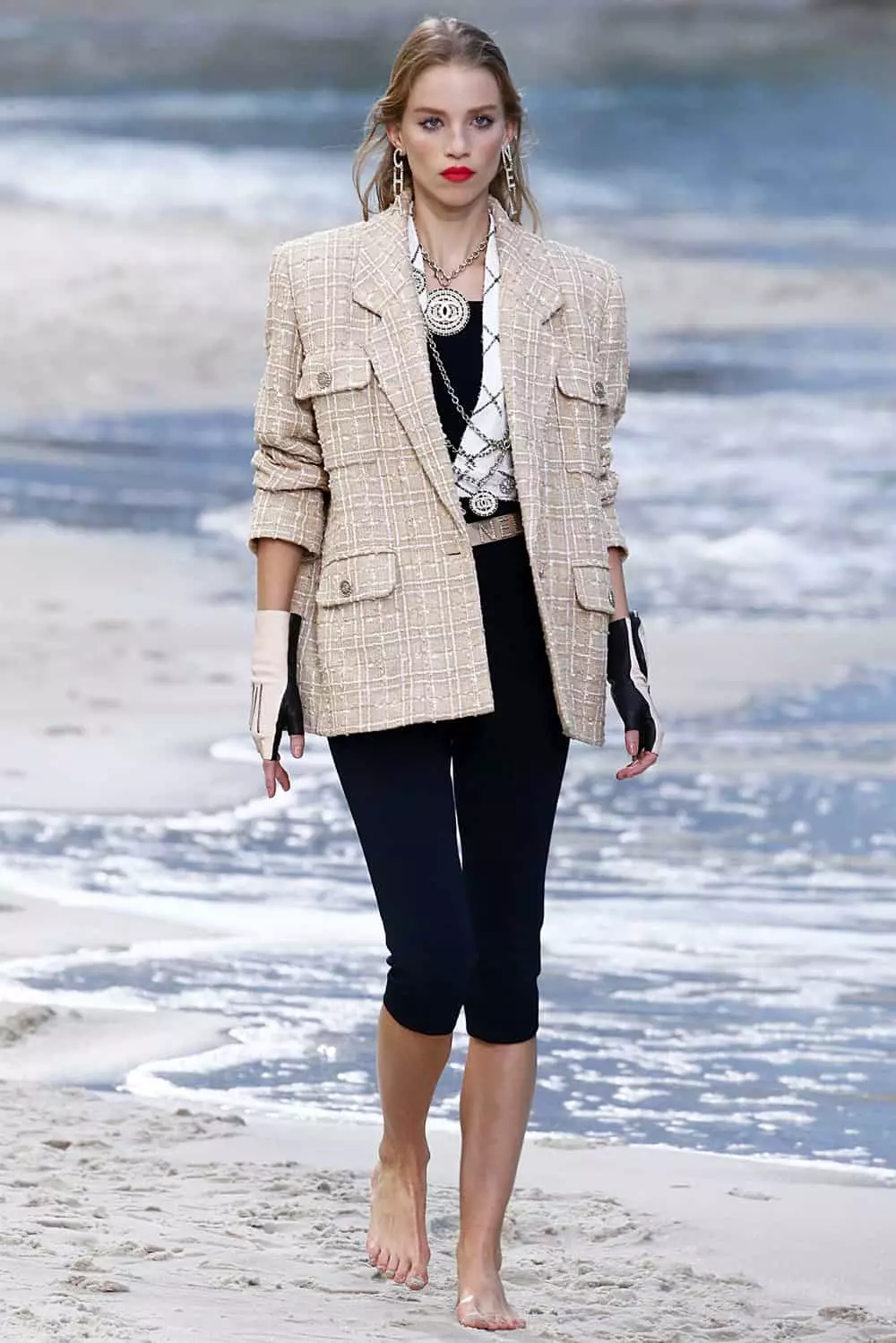 La Nova Podkasto de Ashley Graham, Chanel Goes to the Beach With Pam Anderson 61381_6