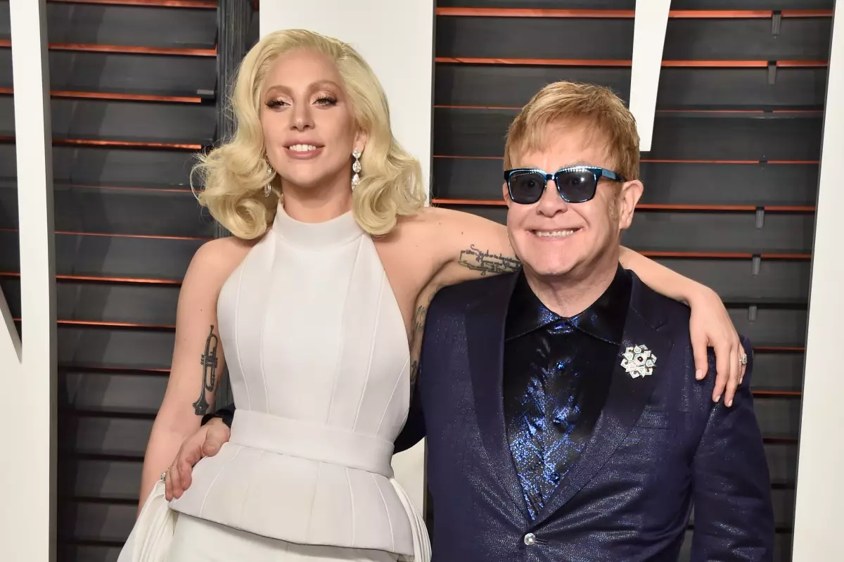Roundup la chak jou: Gaga ak Elton John patnè sou liy Macy a, antrenè koupe travay