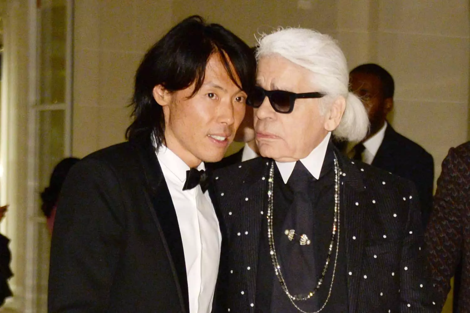 Stephen Gan သည် Karl Lagerfeld နှင့်တွေ့ဆုံရန် Lilac Suit ကို ၀တ်ဆင်ခဲ့သည်။