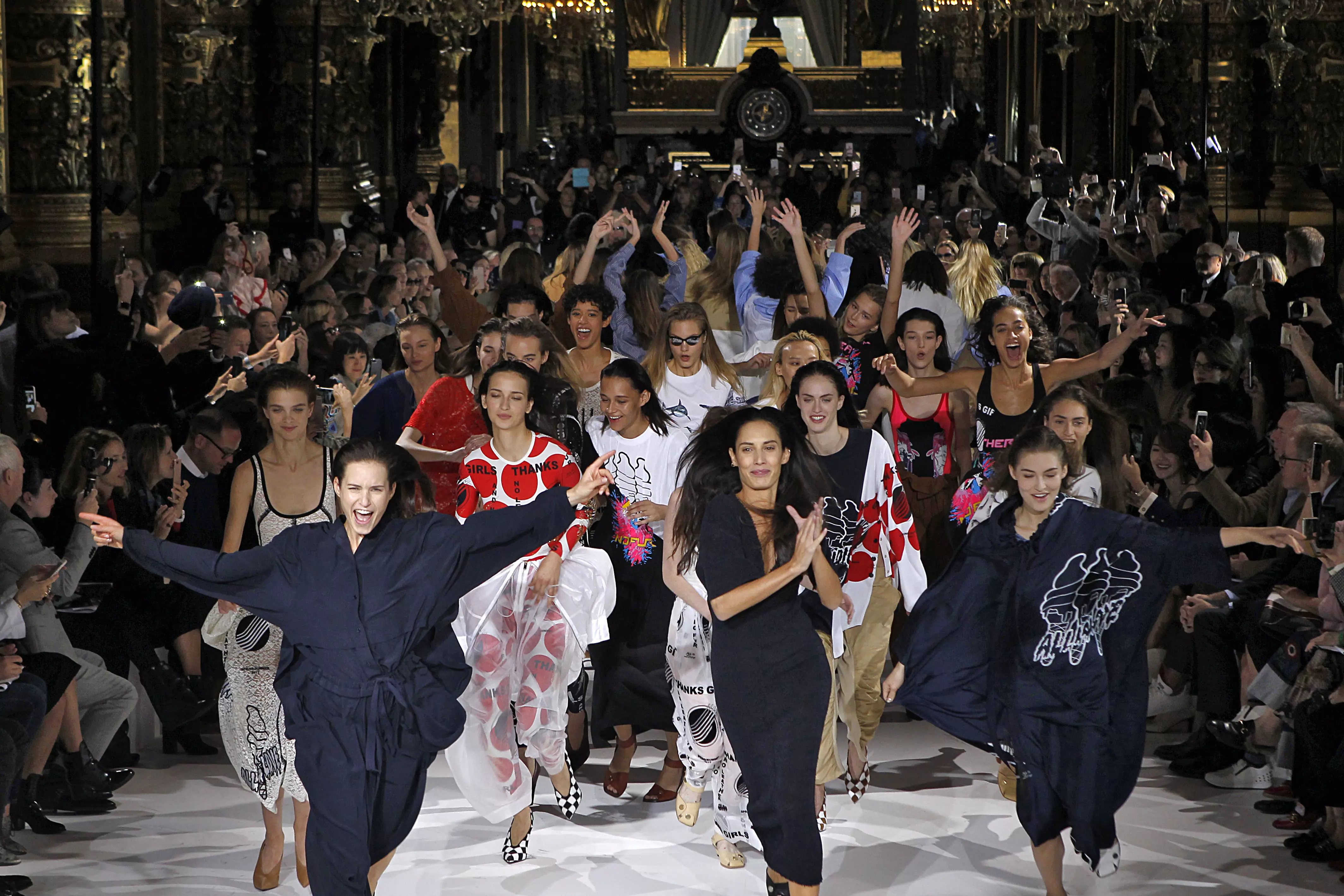 Stella McCartney bringt de Joie nei Parys Fashion Week