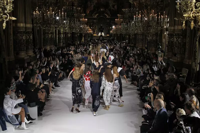 Стела Макартни ја носи радоста на модната недела во Париз 63575_5