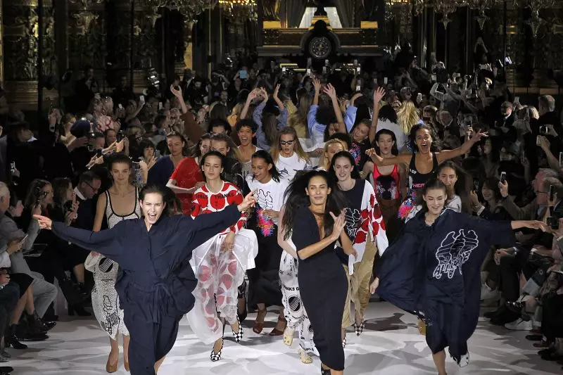 Стела Макартни ја носи радоста на модната недела во Париз 63575_7