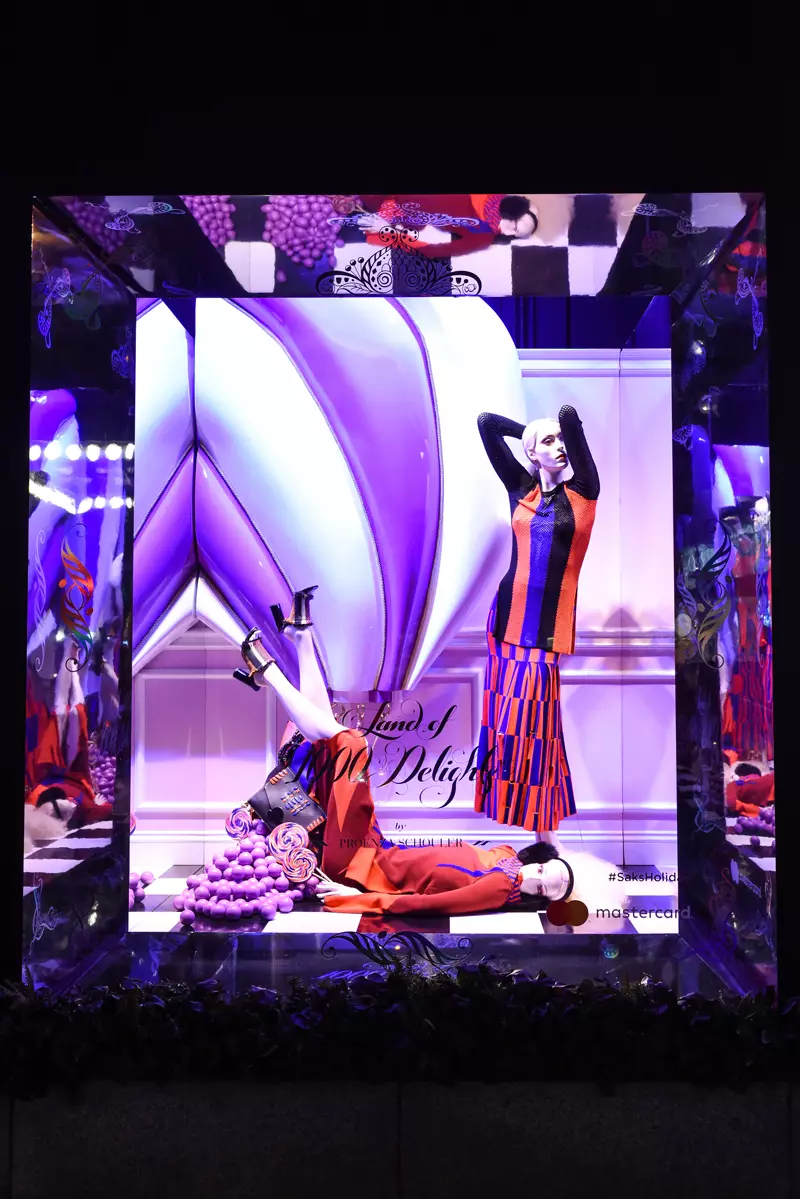 Saks Fifth Avenue Revela Janelas de Férias com um Show de Luzes 64065_1