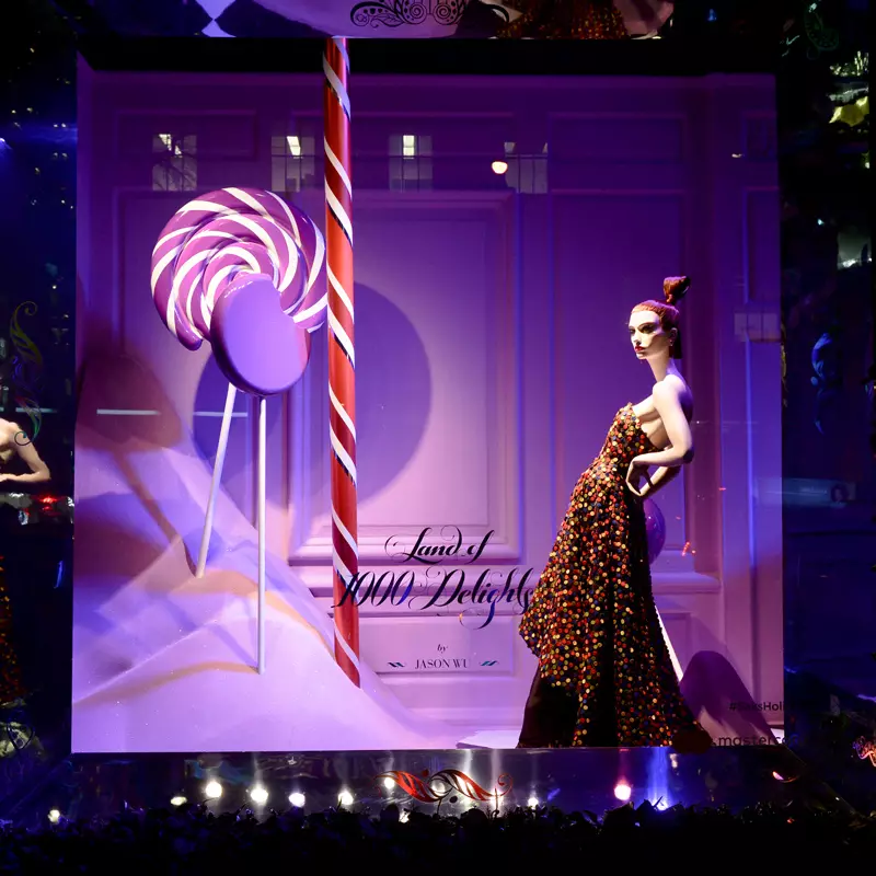 Saks Fifth Avenue presenterar semesterfönster med en ljusshow 64065_11
