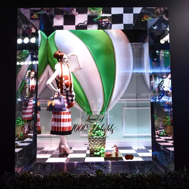 Saks Fifth Avenue presenta ventanas navideñas con un espectáculo de luces 64065_15