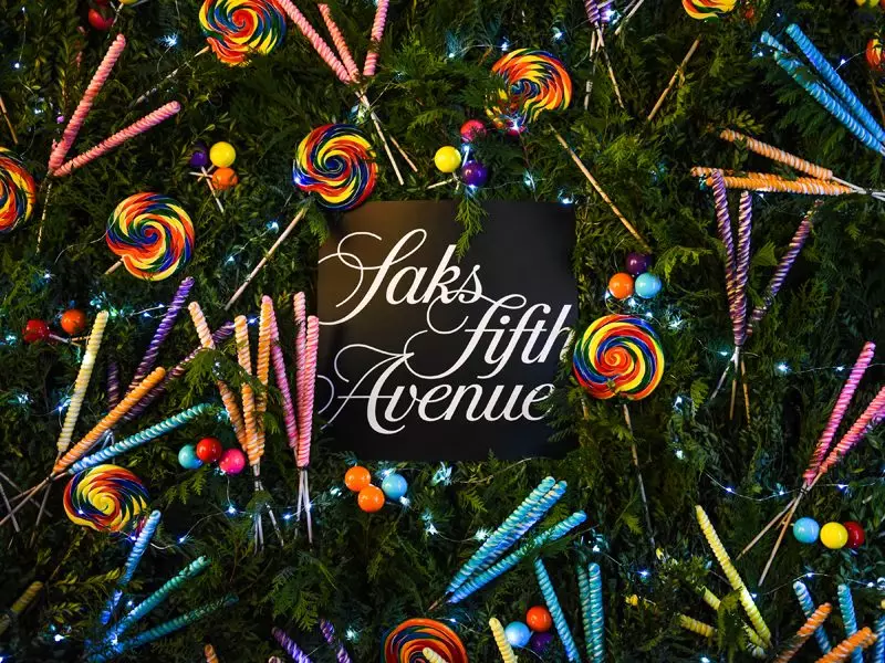 Saks Fifth Avenue prezentuje świąteczne okna z pokazem świetlnym 64065_20