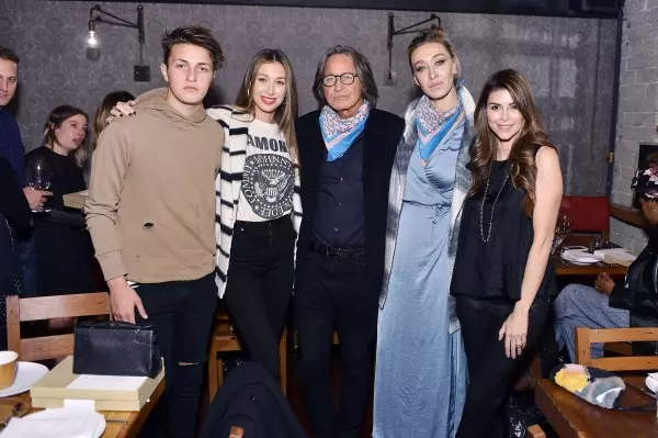 ลอสแองเจลิส แคลิฟอร์เนีย - 16 ธันวาคม: (LR) Anwar Hadid, Marielle Hadid, Mohamed Hadid, Alana Hadid และ Shiva Safai เข้าร่วมงาน Alana Hadid x Lou & Grey ฉลองความร่วมมือกับเพื่อนและครอบครัวในลอสแองเจลิสที่ Republique เมื่อวันที่ 16 ธันวาคม 2015 ที่ลอสแองเจลิส แอนเจลิส แคลิฟอร์เนีย (ภาพถ่ายโดย Stefanie Keenan / Getty Images สำหรับ Lou & Grey)
