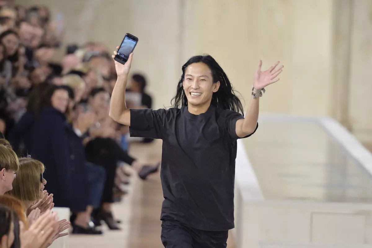 The Daily Roundup: Alexander Wang dia namoaka firavaka, McQueen Moves Show any London