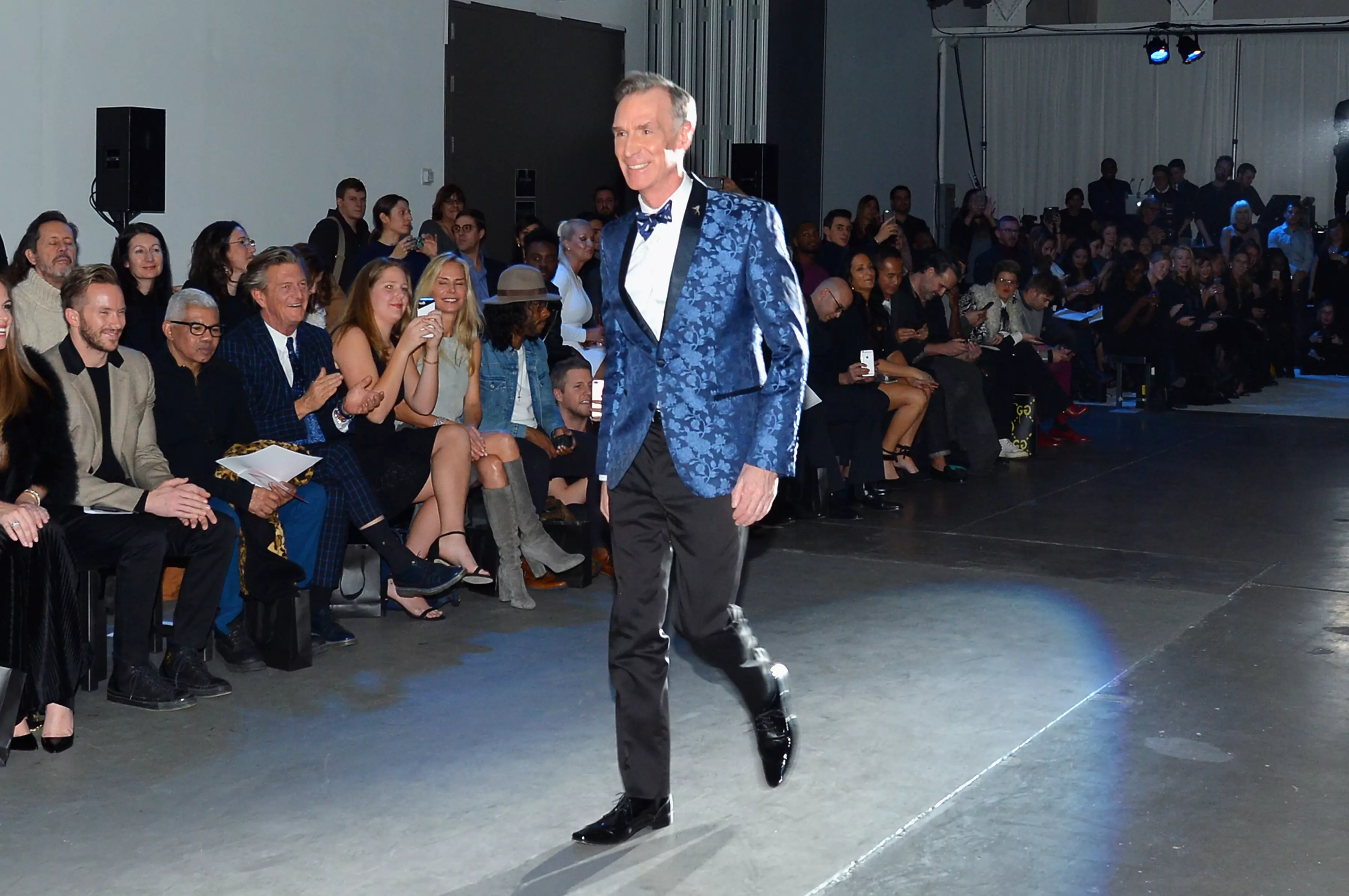 Bill Nye, Carson Kressley, uye Richard Johnson Famba The Blue Jacket Fashion Show