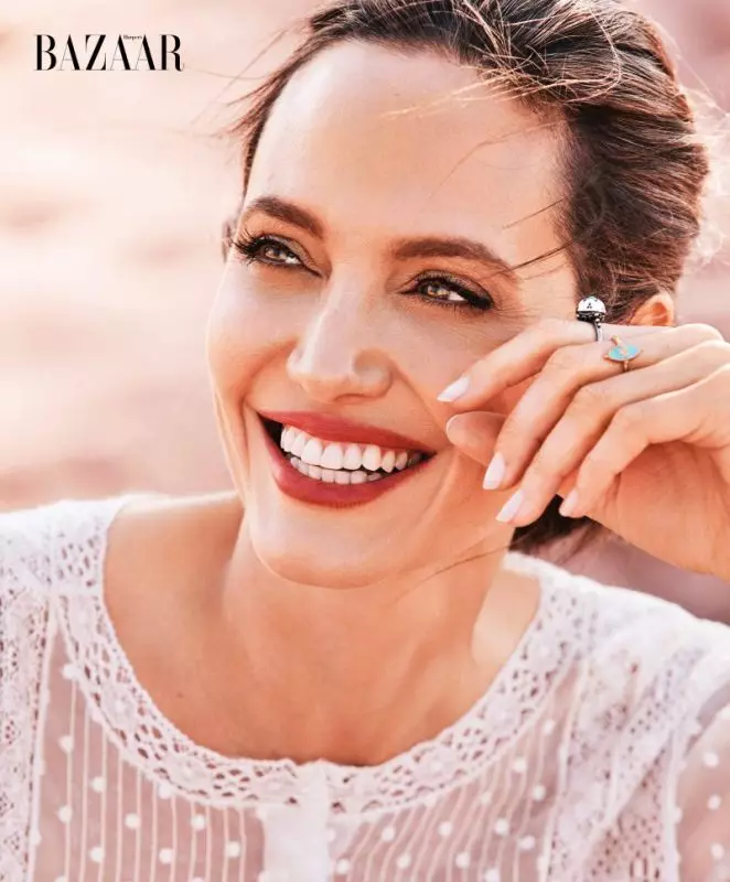 Angelina Jolie, Harper's Bazaar'ın 150. Yıl Dönümü Sayısı için Çitalarla Poz Verdi 65127_3