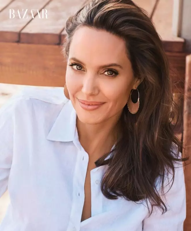 Angelina Jolie Berpose dengan Cheetah untuk Edisi 150 Tahun Harper's Bazaar 65127_4