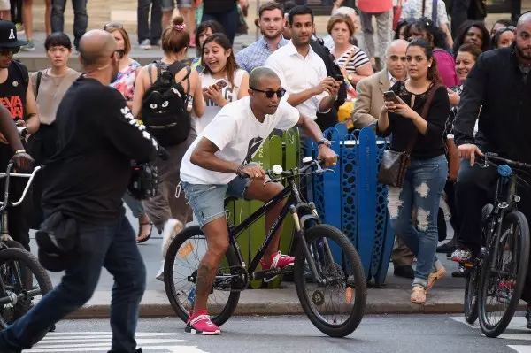 NEW YORK, NY - JUNI 01: Pharrell Williams is aanwezig als G-Star RAW en Pharrell Williams hun flagshipstore openen op Fifth Avenue op 1 juni 2016 in New York City. (Foto door Nicholas Hunt/Getty Images voor G-Star)