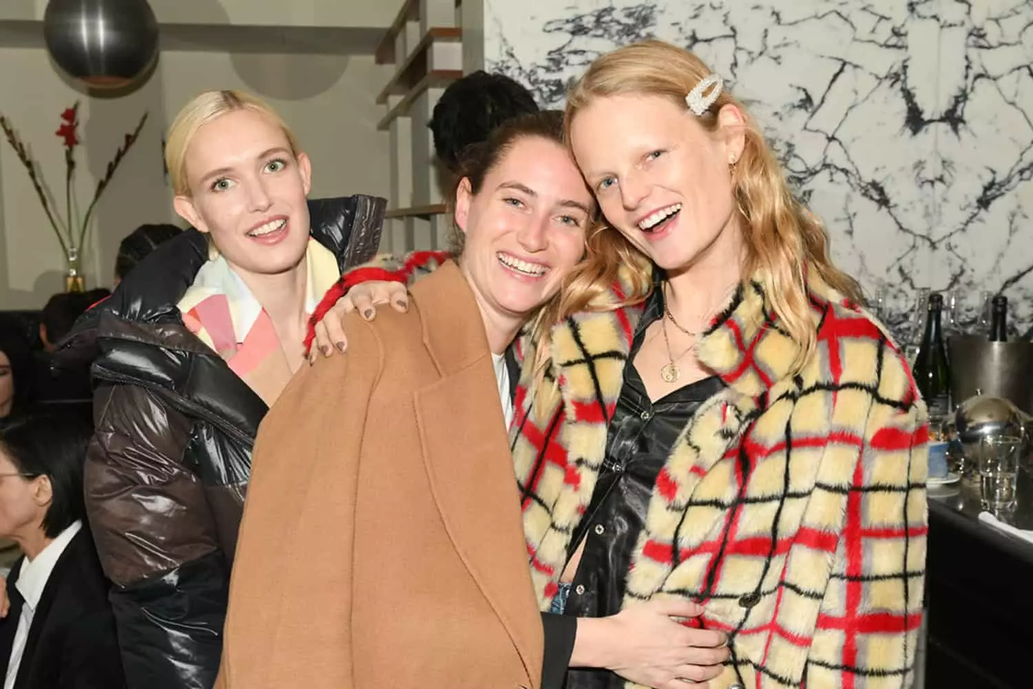 New Yorkers Brave the Cold foar Haute Parties + Mear chique barrens dy't jo miskien hawwe mist