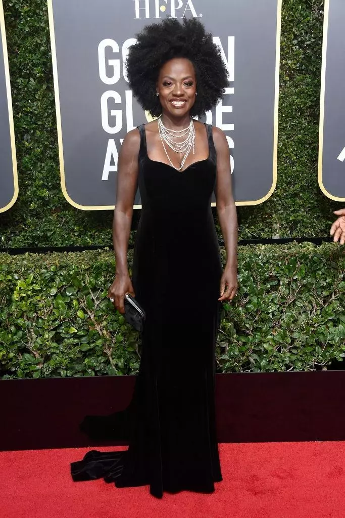 71 Stunning Black Dresses Los Ntawm Golden Globes Red Carpet 6671_10