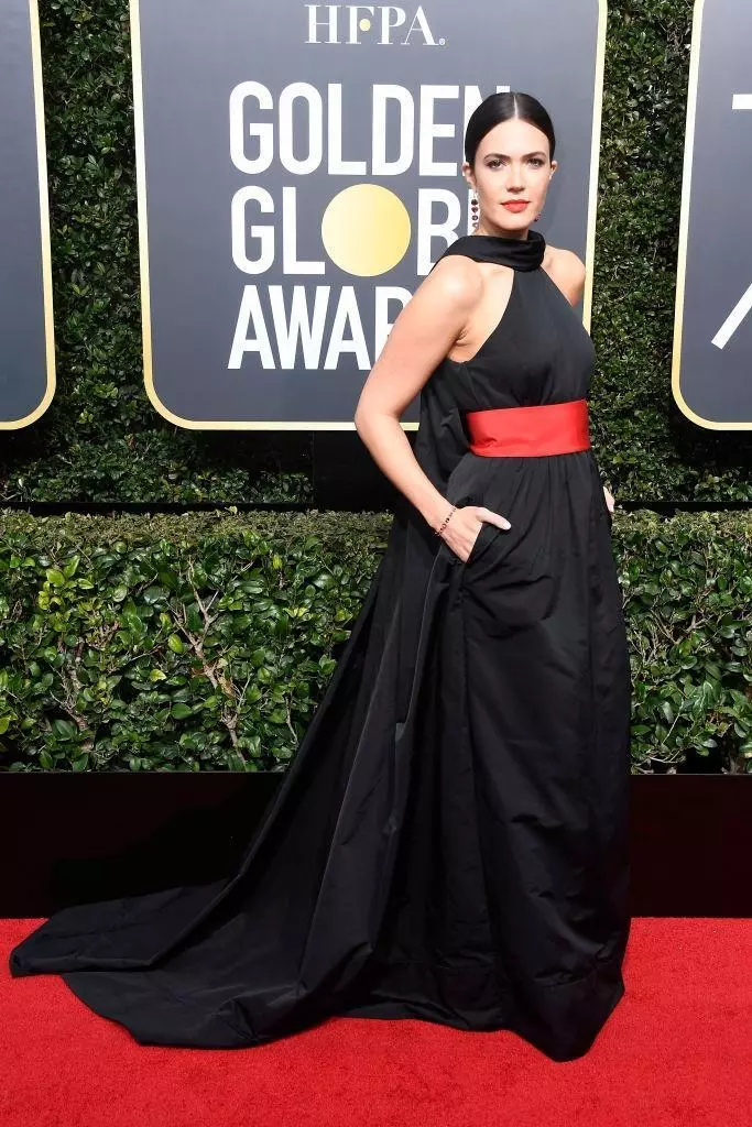 71 Stunning Black Dresses Los Ntawm Golden Globes Red Carpet 6671_12