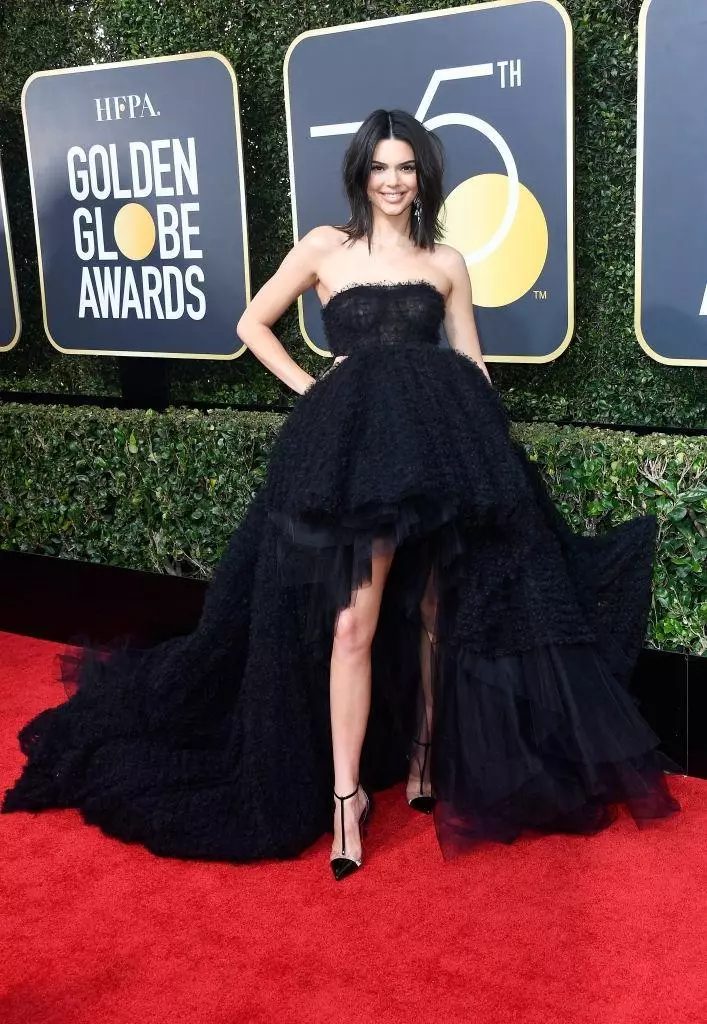 71 Stunning Black Dresses Los Ntawm Golden Globes Red Carpet 6671_13