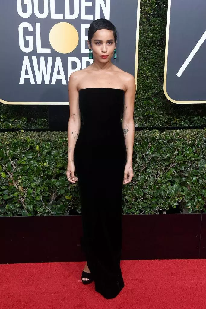 71 Stunning Black Dresses Los Ntawm Golden Globes Red Carpet 6671_14