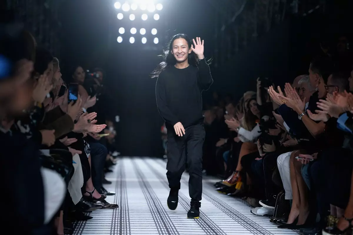 PARIISI, RANSKA - 6. maaliskuuta: Suunnittelija Alexander Wang kävelee kiitoradalla Balenciaga-näytöksen jälkeen osana Paris Fashion Week Womenswear -tapahtumaa syksy/talvi 2015/2016 6. maaliskuuta 2015 Pariisissa, Ranskassa. (Kuva: Pascal Le Segretain/Getty Images)