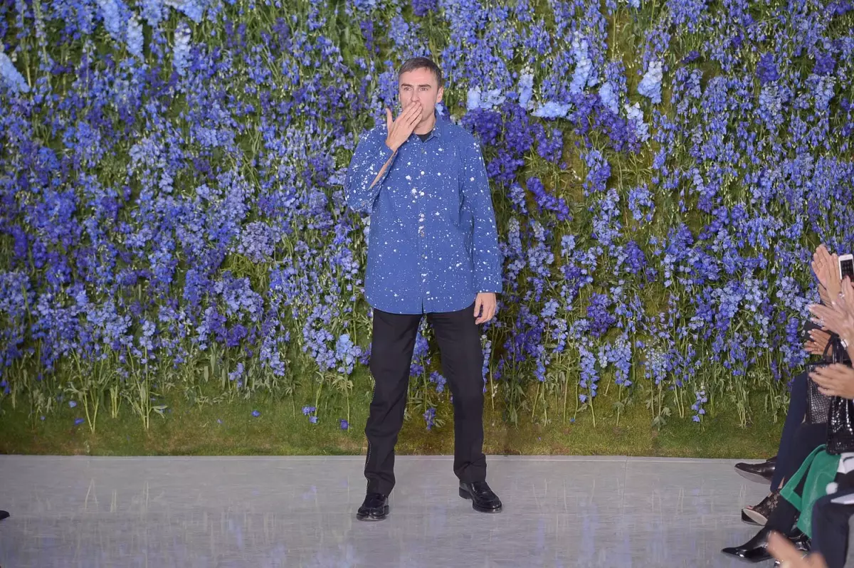 PARIS, FRANKRIG - 2. OKTOBER: Raf Simons går på landingsbanen under Christian Dior-showet som en del af Paris Fashion Week Dametøj forår/sommer 2016 den 2. oktober 2015 i Paris, Frankrig. (Foto af Victor Boyko/WireImage)