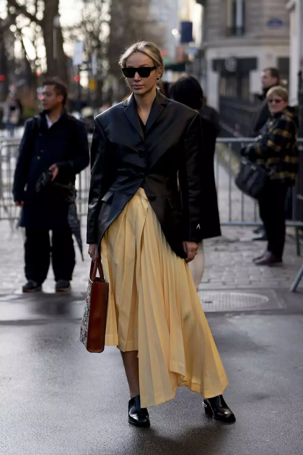 De beste streetstyle-lookene fra dag 1 og 2 av Paris Fashion Week 67517_107