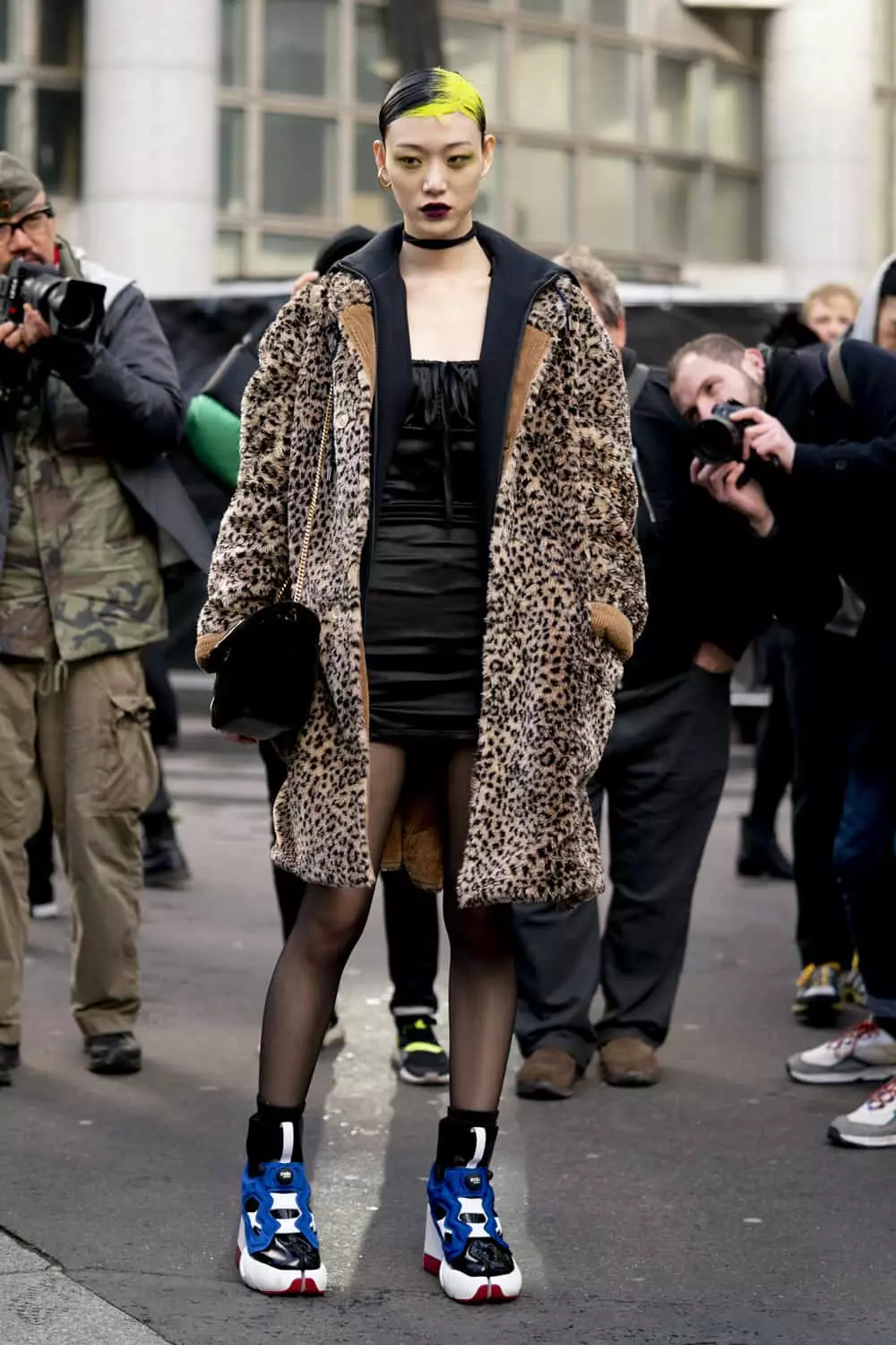 De beste streetstyle-lookene fra dag 1 og 2 av Paris Fashion Week 67517_155