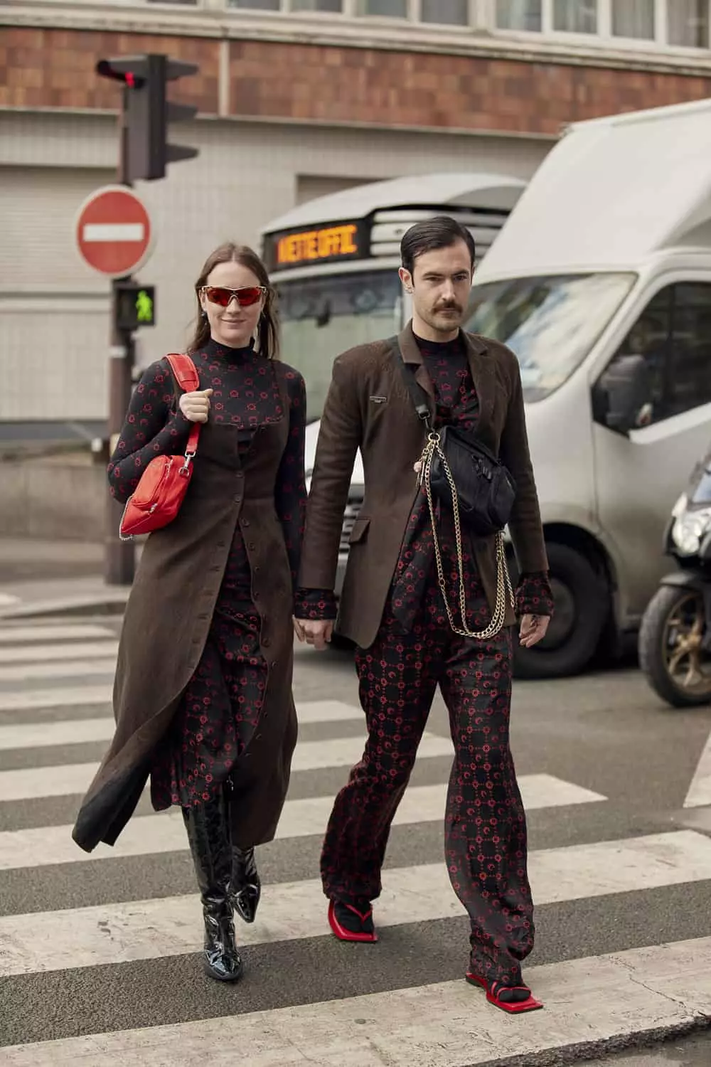 De beste streetstyle-lookene fra dag 1 og 2 av Paris Fashion Week 67517_52