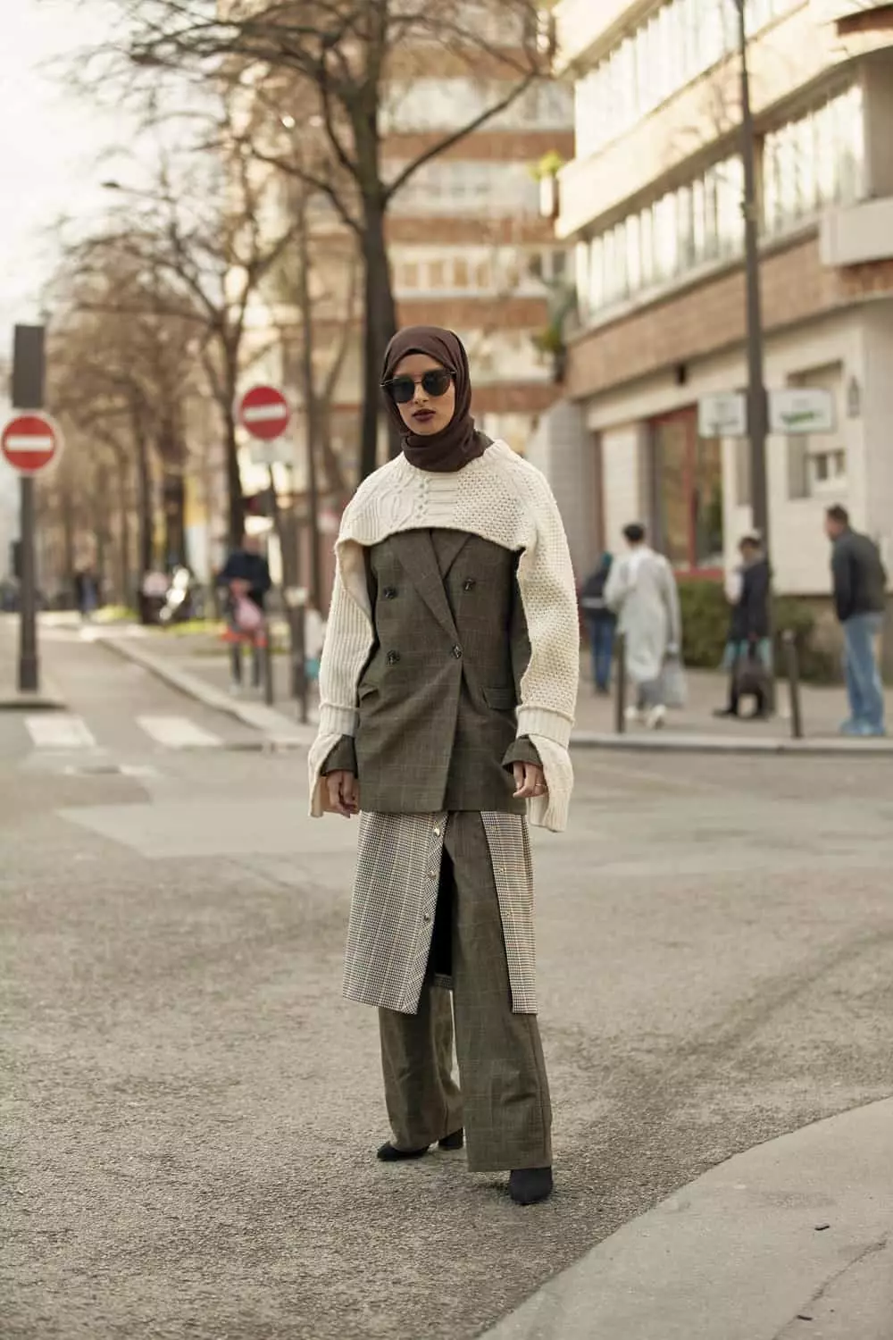 De beste streetstyle-lookene fra dag 1 og 2 av Paris Fashion Week 67517_64
