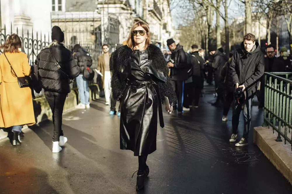 De beste streetstyle-lookene fra dag 1 og 2 av Paris Fashion Week 67517_86